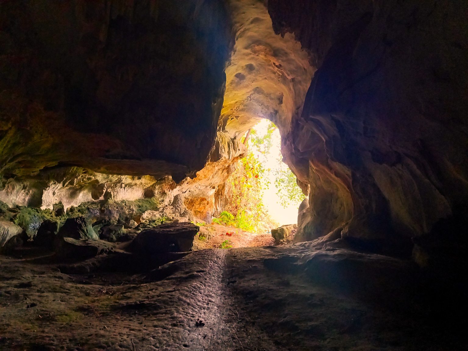 Hang Bua & Tham Om Caves – Vietnam Coracle – Independent Travel Guides ...